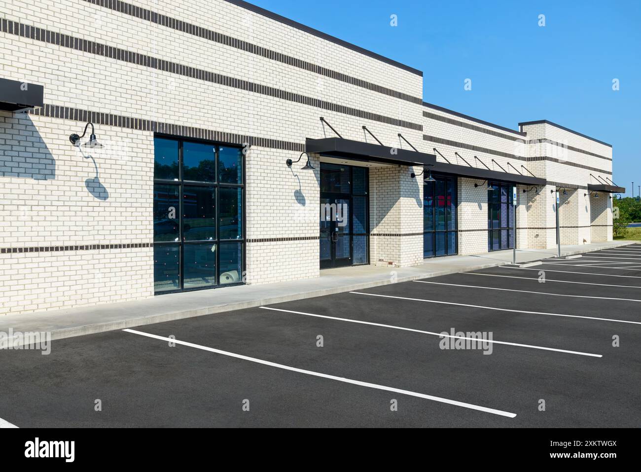 New retail strip center hi-res stock photography and images - Alamy