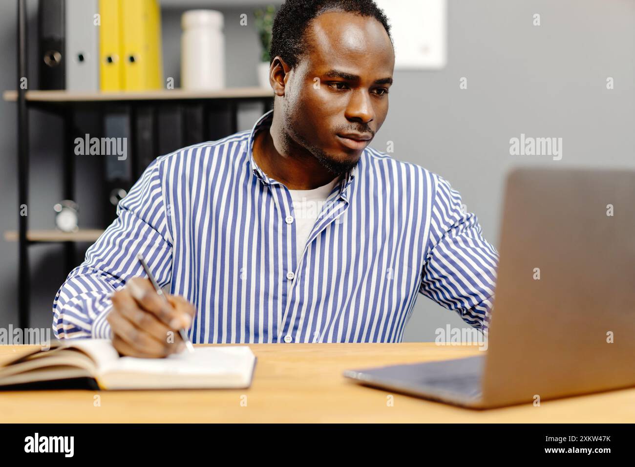 Working on spreadsheet laptop hi-res stock photography and images - Alamy
