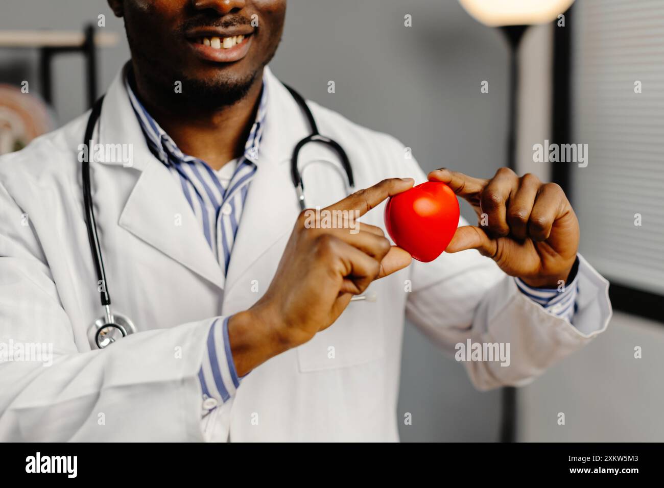 Man in white lab coat hi-res stock photography and images - Alamy