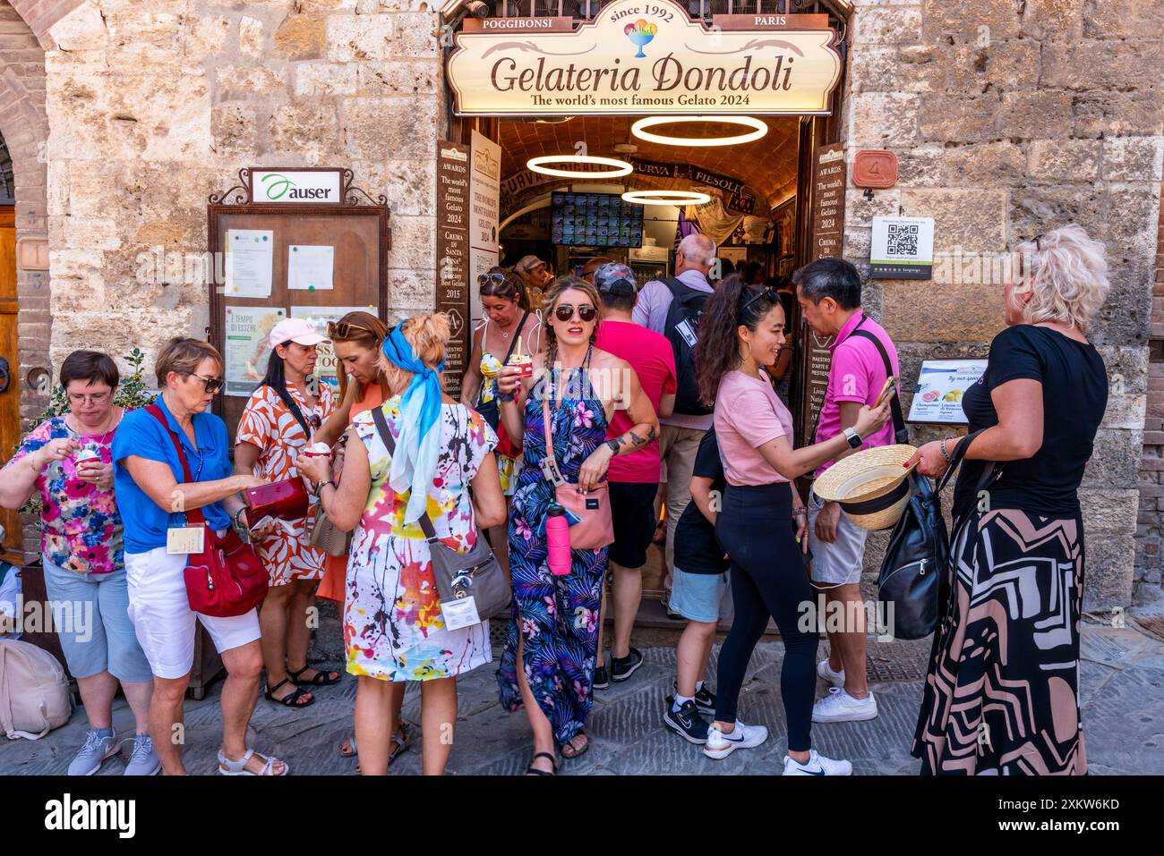 Tourists Queue For Ice Cream At The World Famous Gelateria Dondoli, San ...