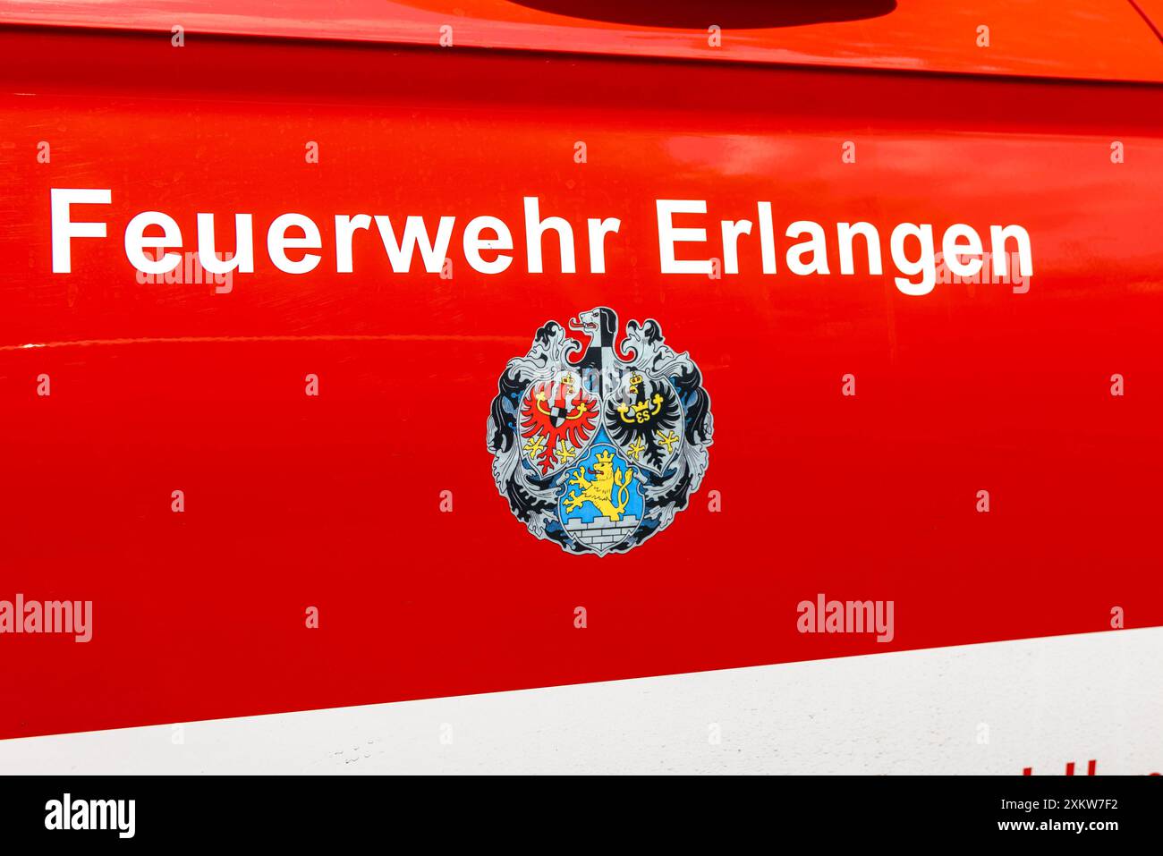 Feuerwehr in Mittelfranken Beschriftung der Fahrzeugtür eines Feuerwehrfahrzeugs der Feuerwehr ...