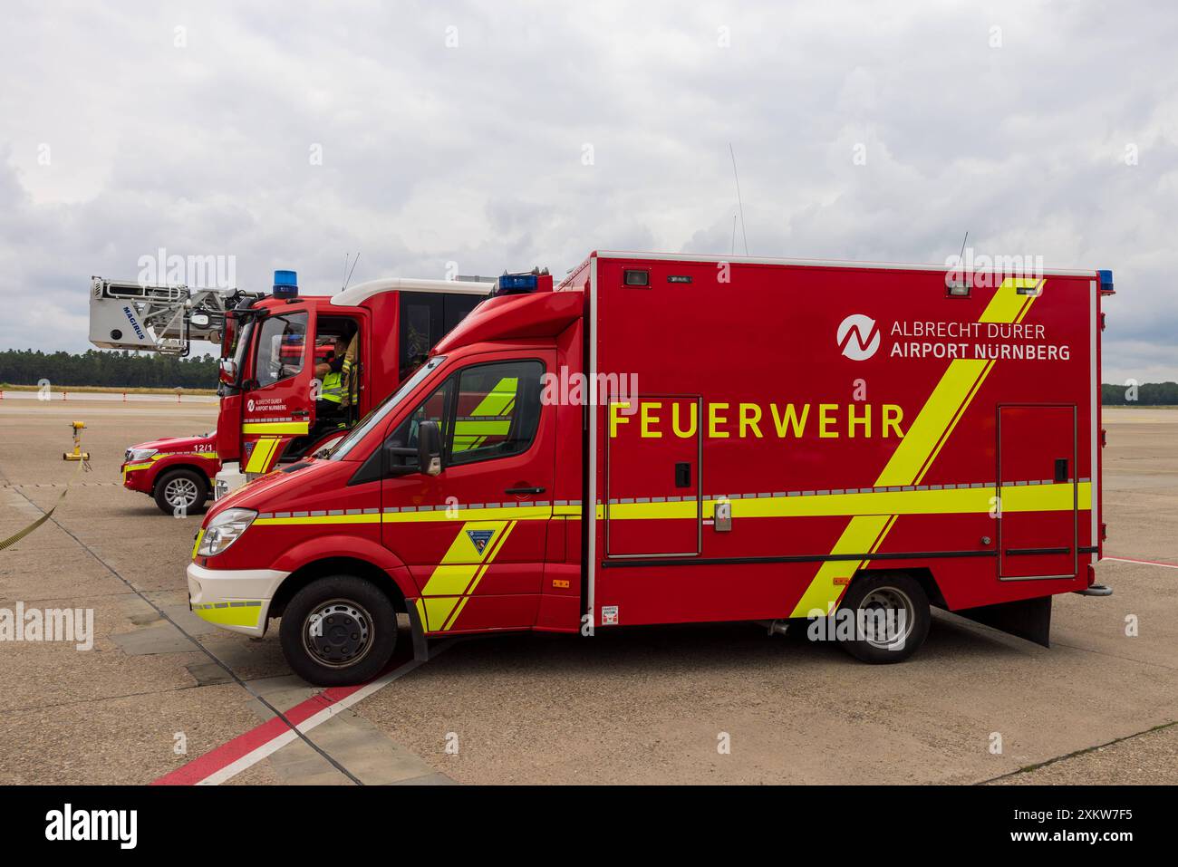 Flughafen feuerwehrfahrzeuge hi-res stock photography and images - Alamy