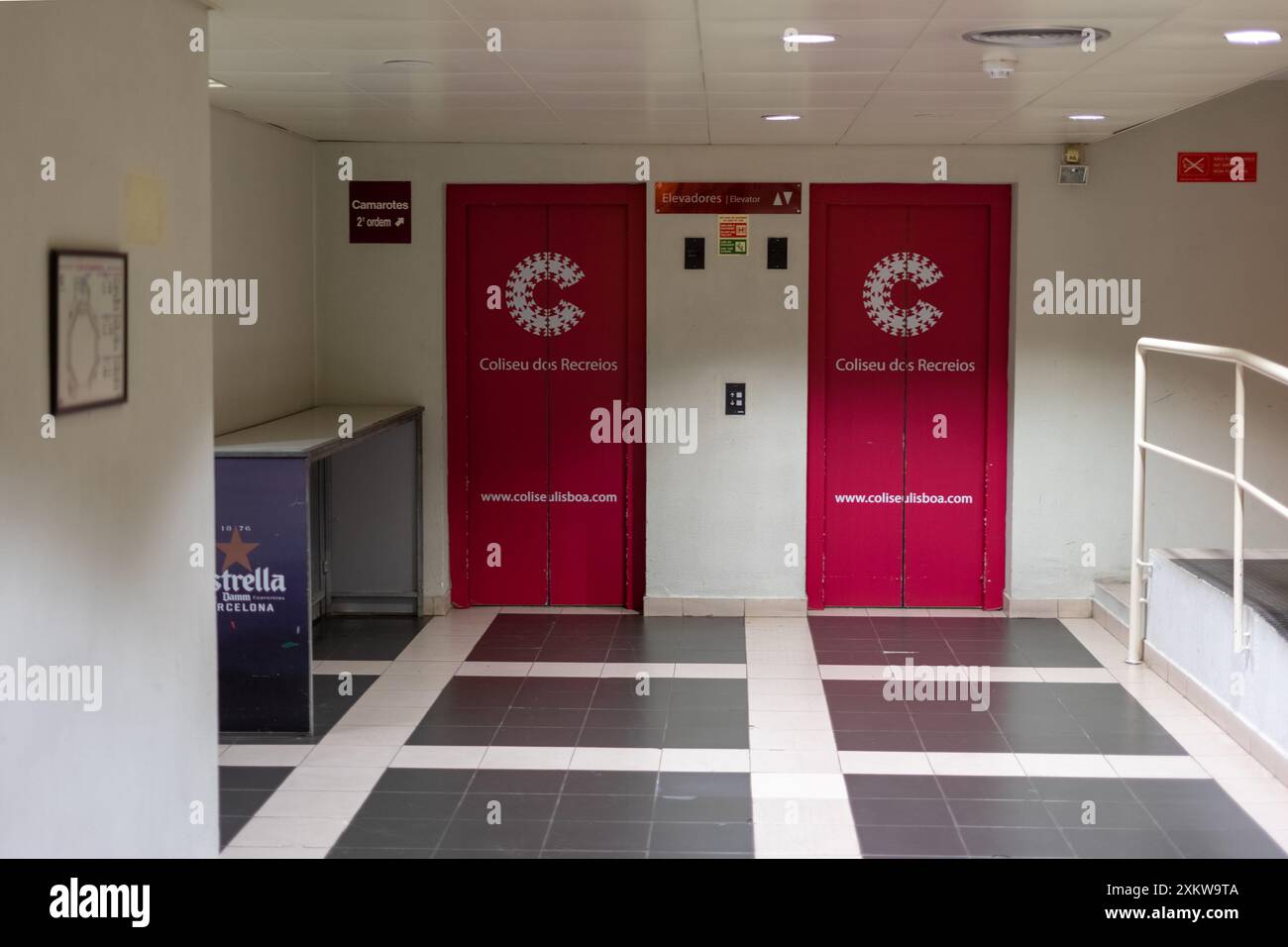 Elevator doors hi-res stock photography and images - Alamy