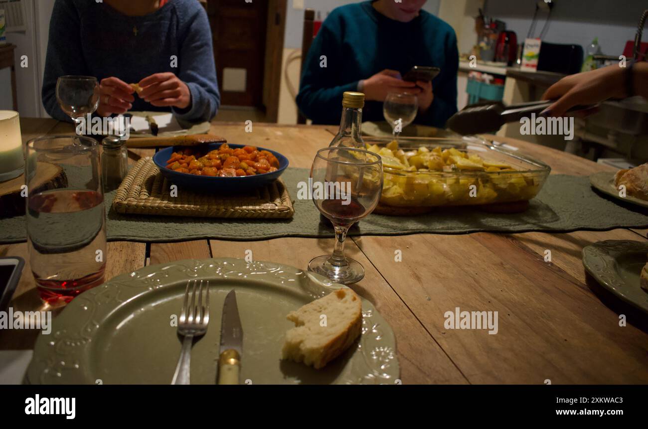 Company over for dinner hi-res stock photography and images - Alamy