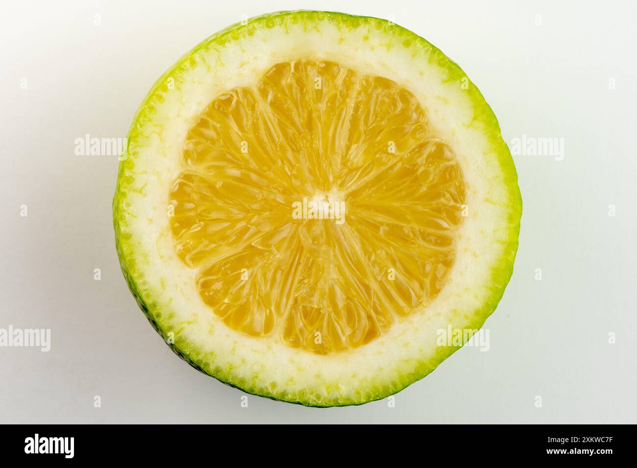 Juicy lemon slice with ripe pulp and green peel Stock Photo - Alamy