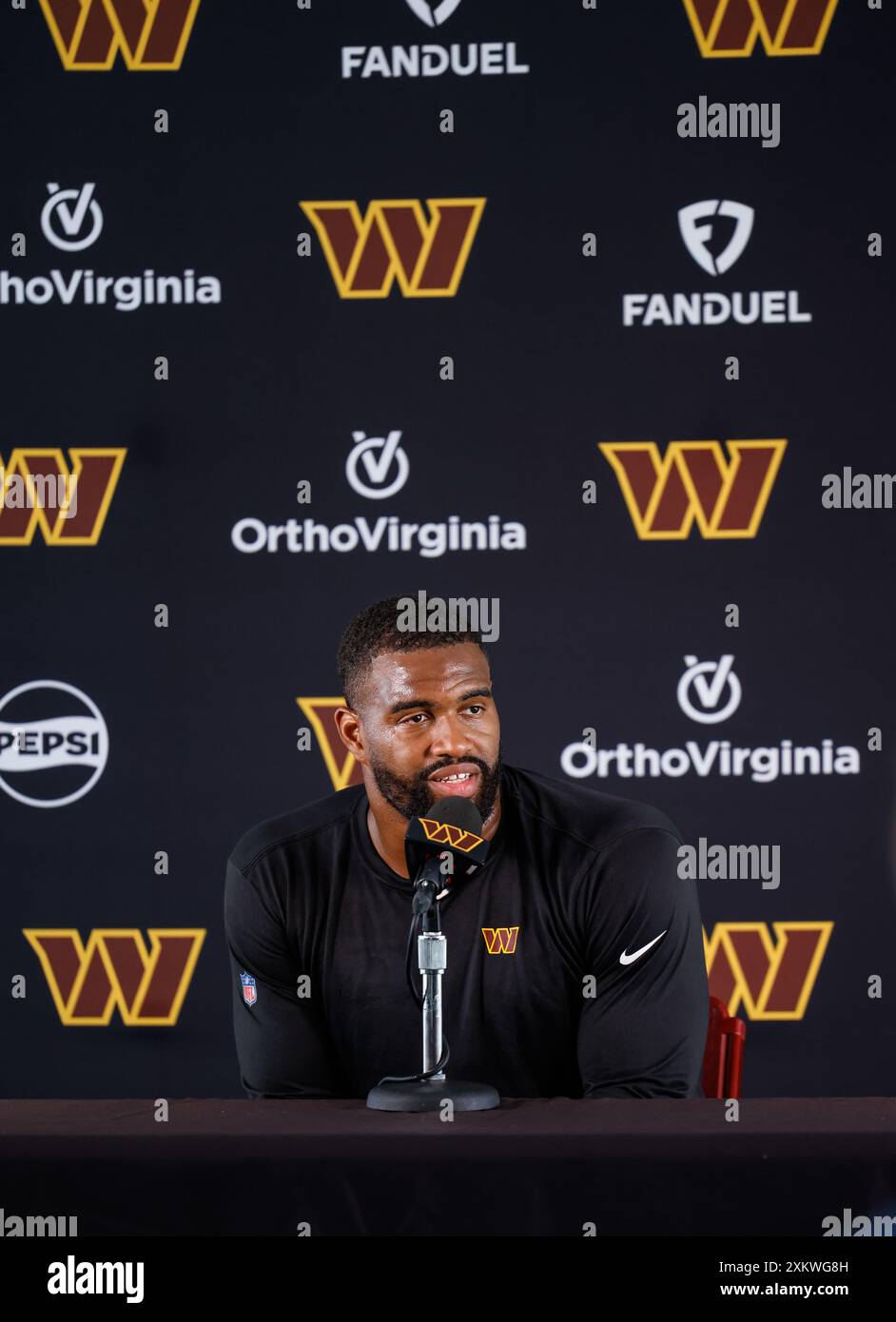 Washington Commanders defensive tackle Jonathan Allen (93) post ...
