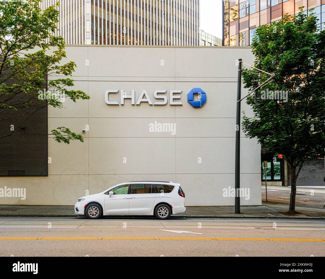 Chase bank logo sign hi-res stock photography and images - Alamy