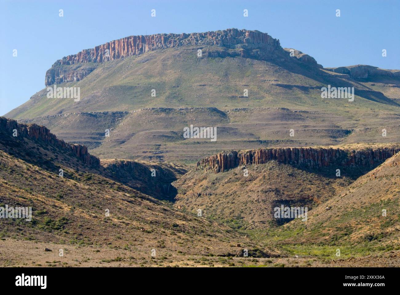 Typical Karoo scenery, showing the dolerite sills Stock Photo - Alamy