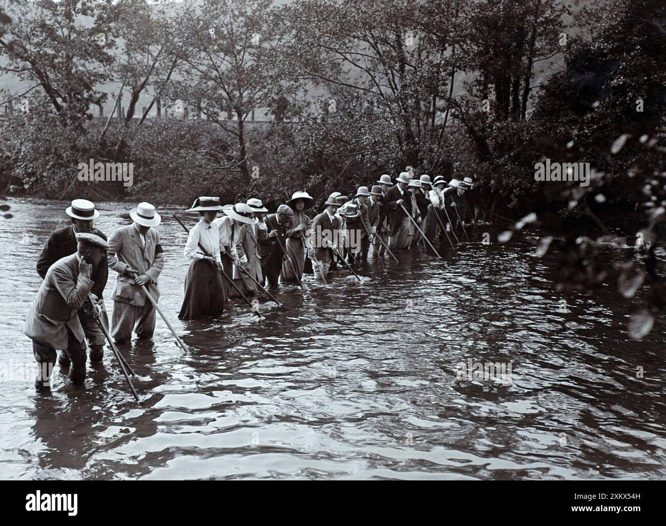 Early man hunting animals hi-res stock photography and images - Alamy