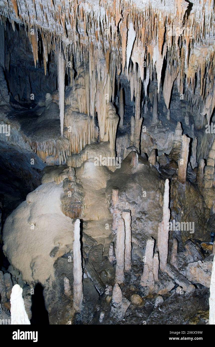 Stalactites and stalagmites in Mammoth Cave Stock Photo - Alamy