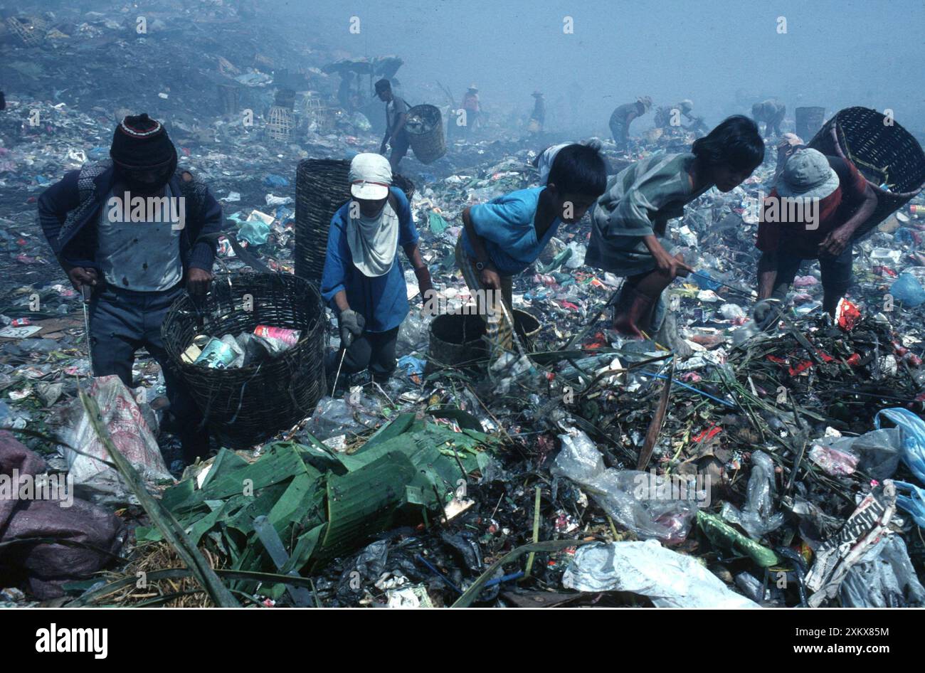 PHILIPPINES - Smoky Mountain people searching through rubbish tip to ...