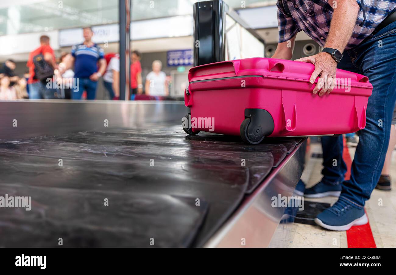 Circulating conveyor belt with luggage in the airport Stock Photo - Alamy