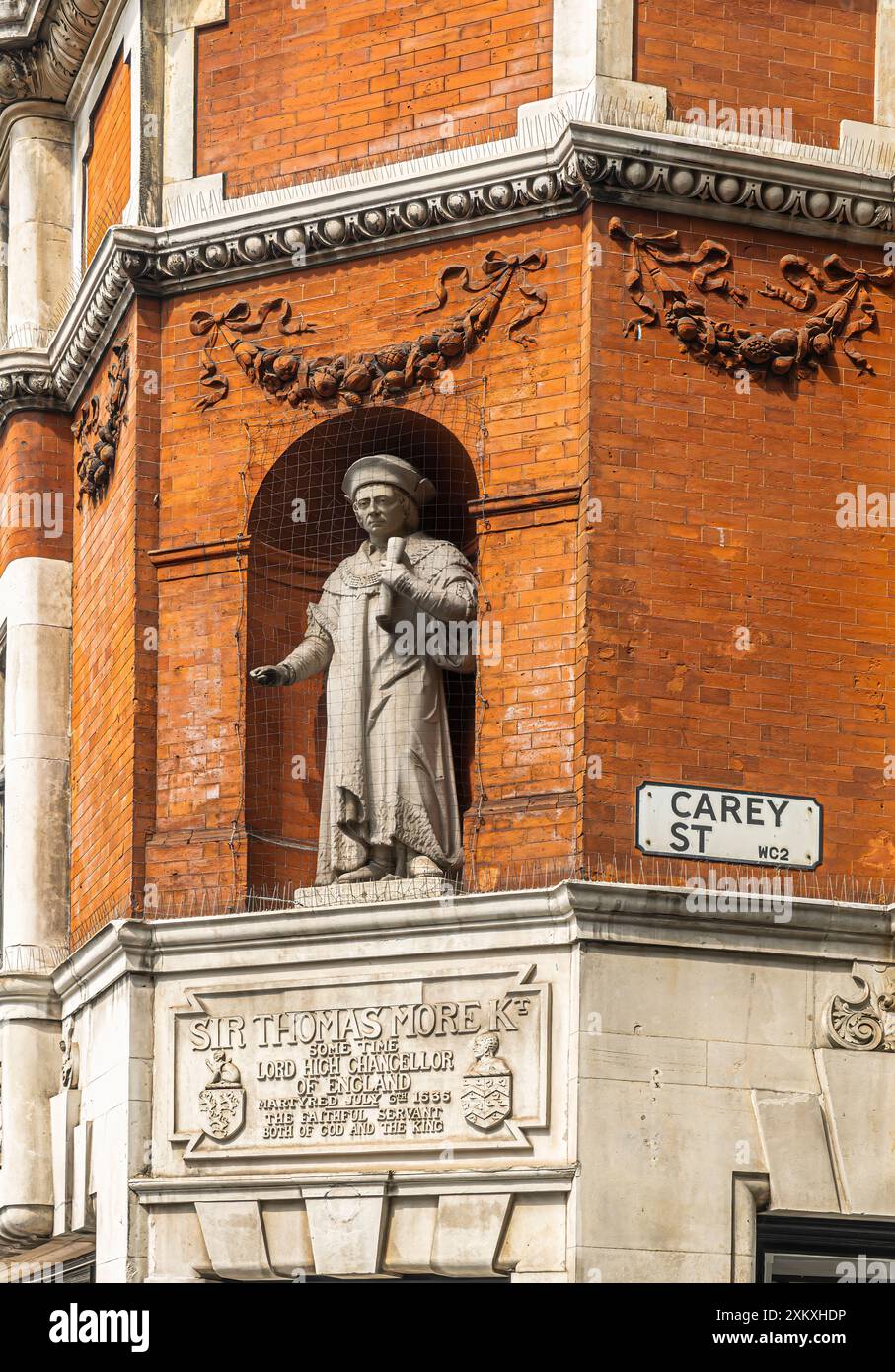 Building in Carey Street with statue of Sir Thomas More Stock Photo - Alamy