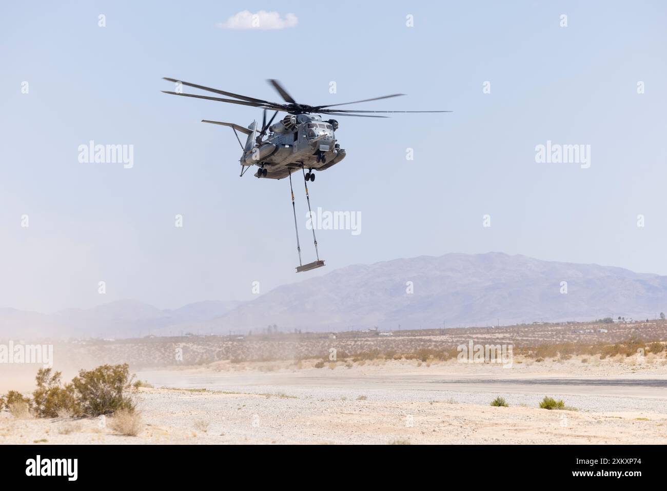 U.S. Marines with Marine Heavy Helicopter Squadron 462, 3rd Marine ...