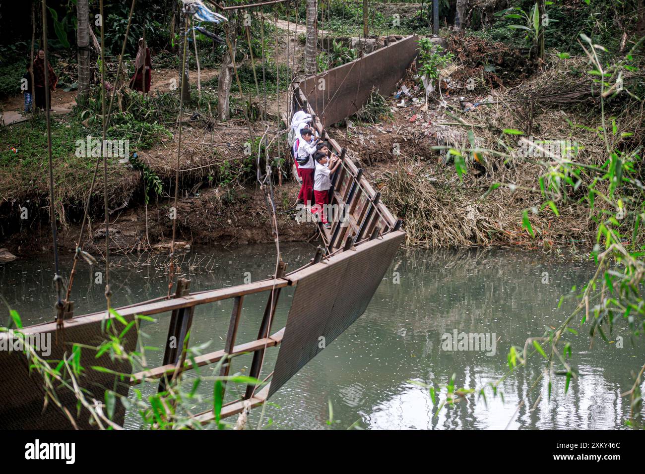 Students in indonesia cross river hi-res stock photography and images ...