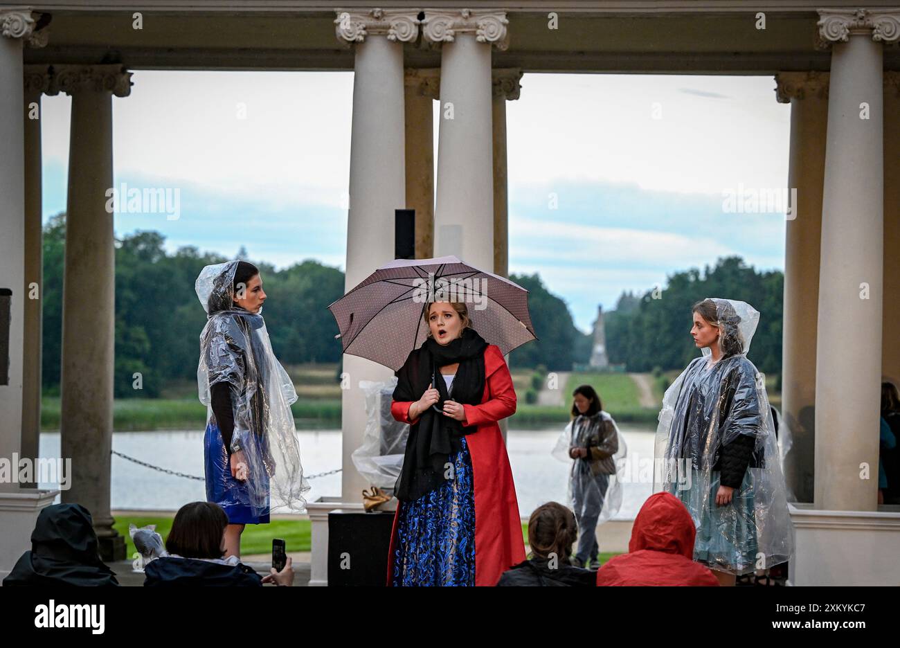 23 July 2024, Brandenburg, Rheinsberg: The singers Noemi Bousquet (l-r ...