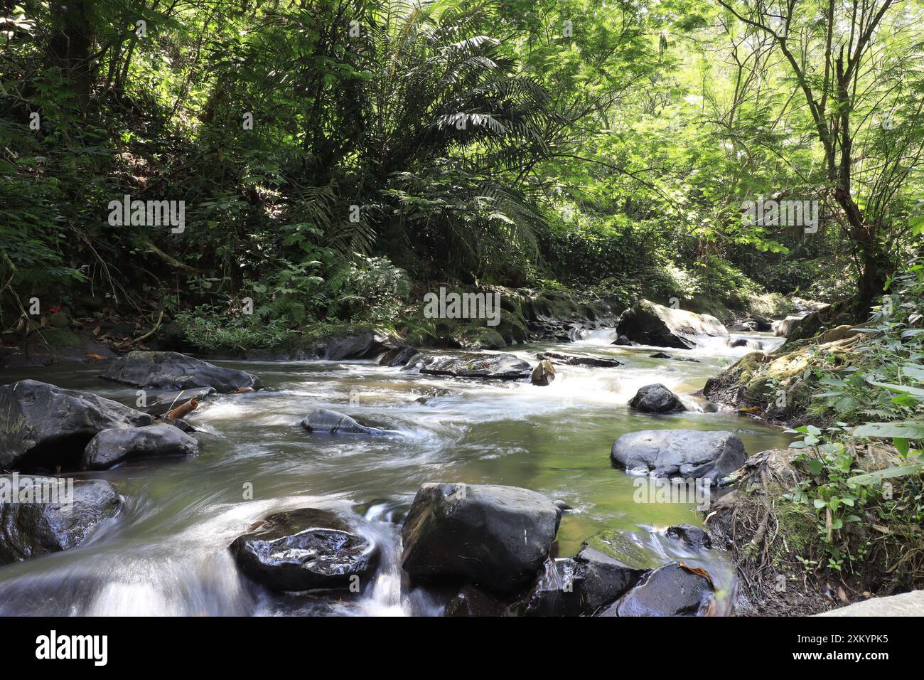 Photo depicting a cool river flow Stock Photo - Alamy