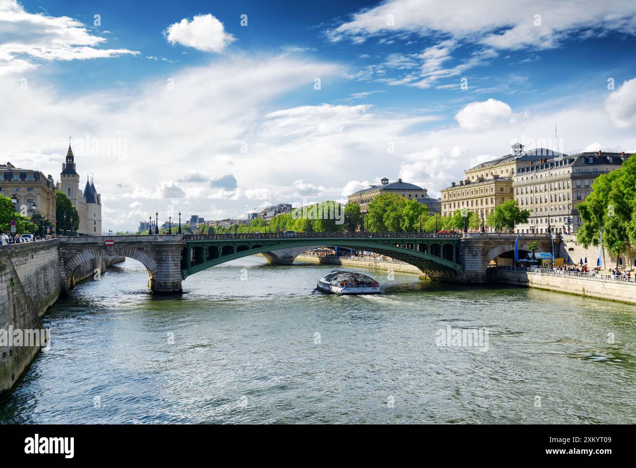 The view of the Notre Dame Bridge over the River Seine in Paris Stock ...