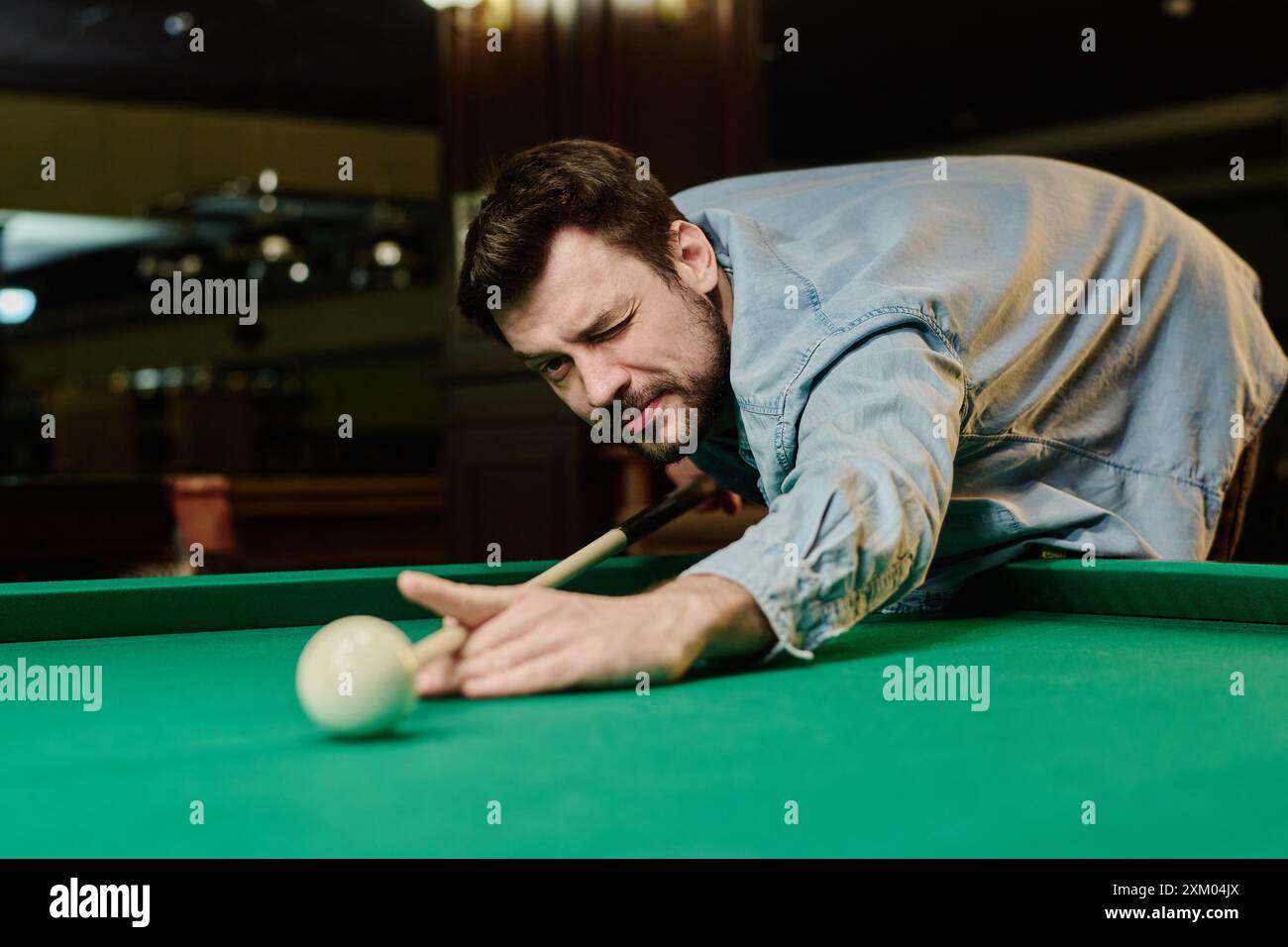 Billiards club cue hitting white hi-res stock photography and images ...