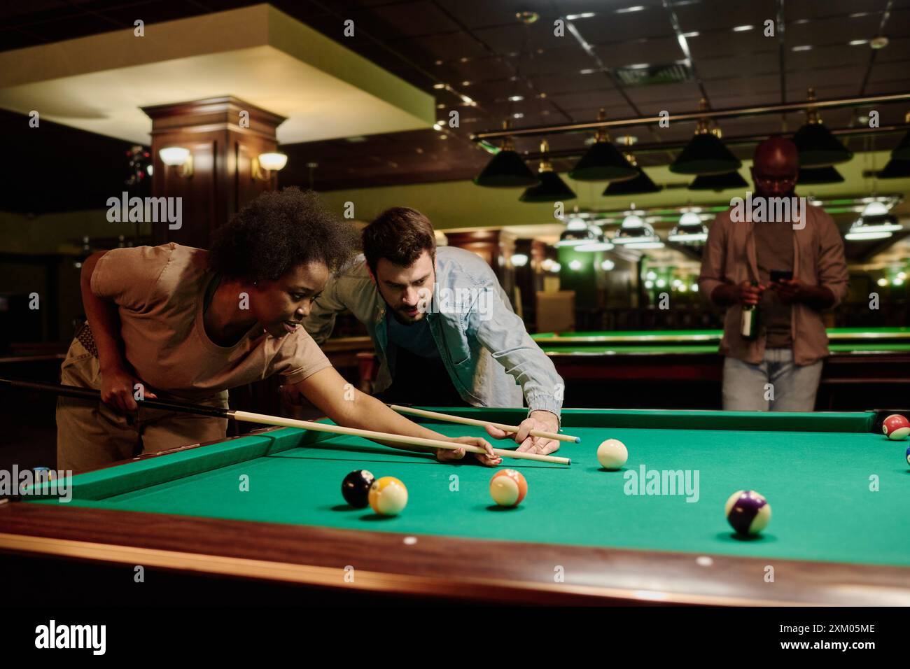 Billiards female players hi-res stock photography and images - Alamy