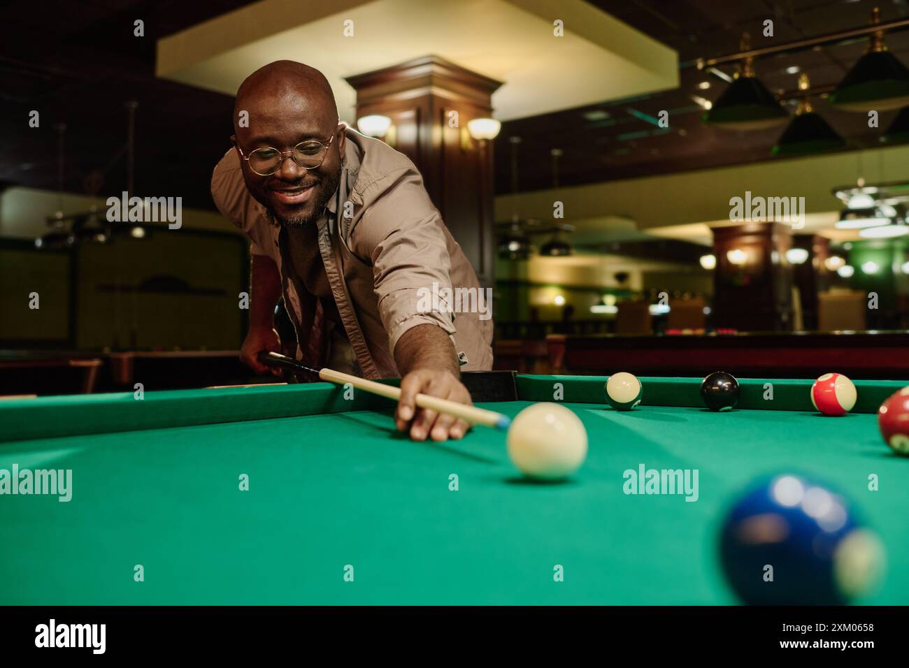 Over billiard table hi-res stock photography and images - Alamy