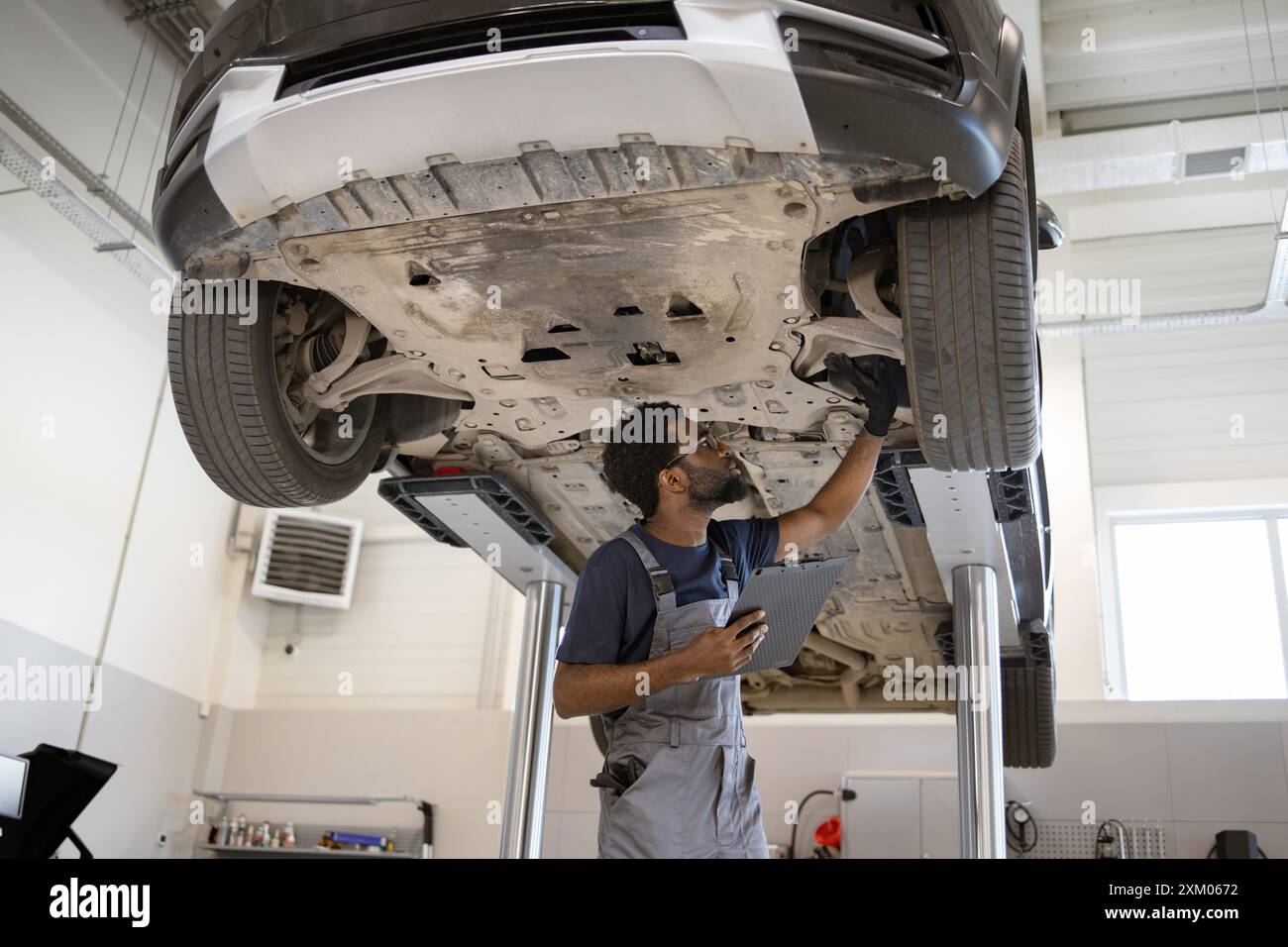 Car underside with damage hi-res stock photography and images - Alamy