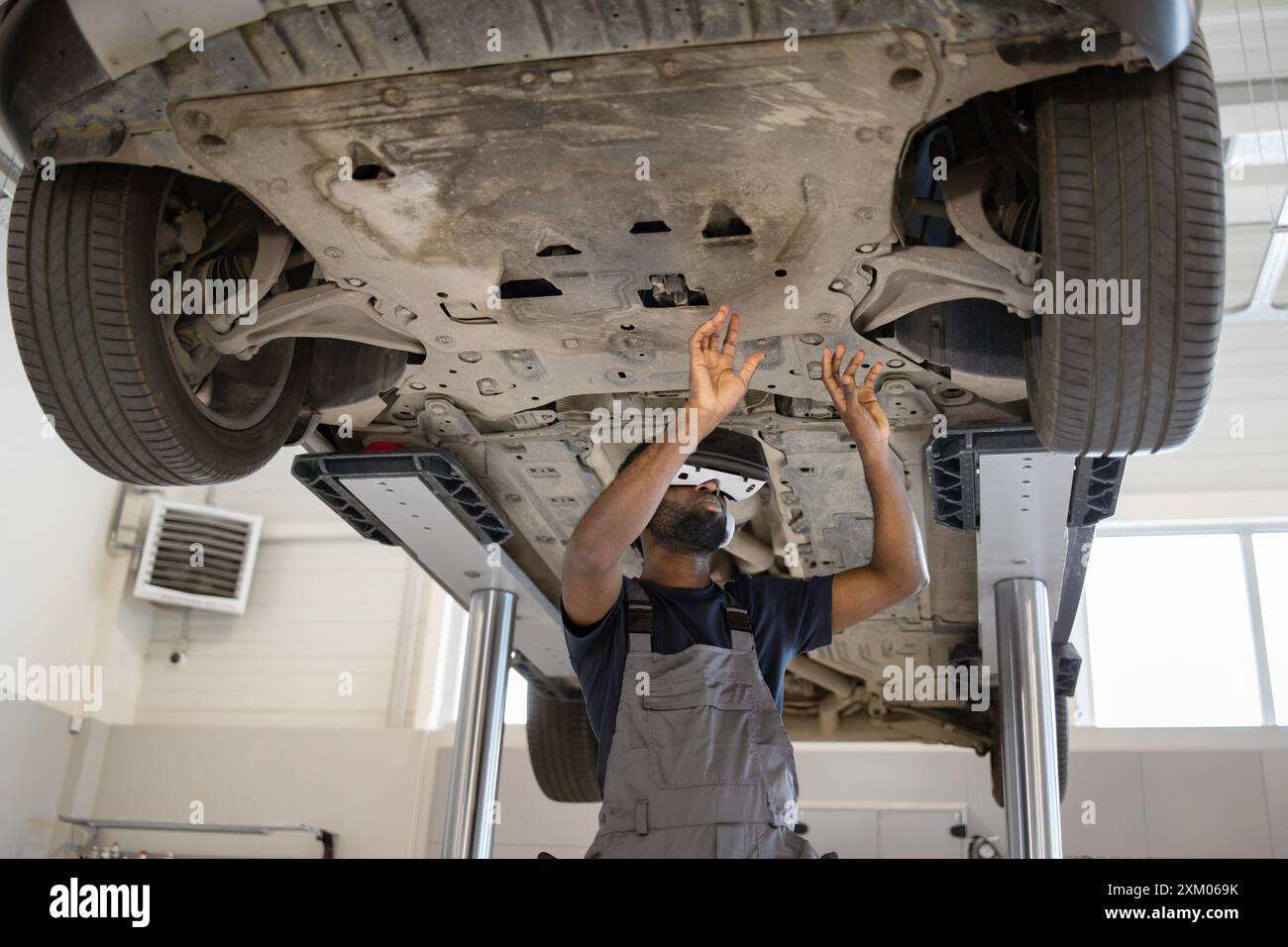 Mechanic performs 3D inspection of car to find malfunction Stock Photo ...