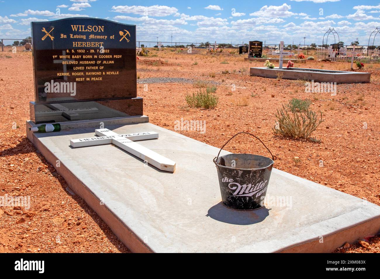Grave in Coober Pedy's Boot Hill cemetery Stock Photo - Alamy