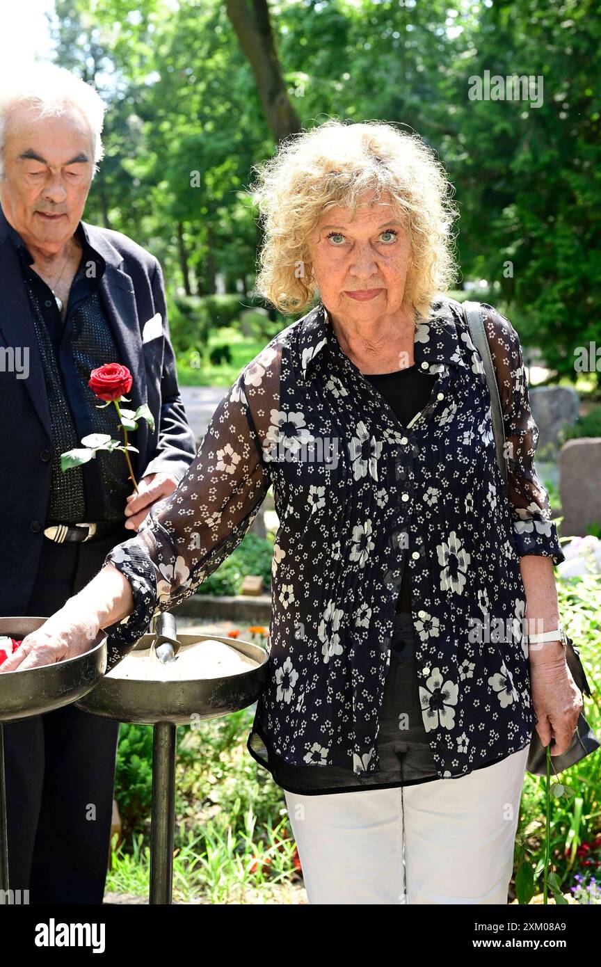 Urte Blankenstein bei der Trauerfeier und Urnenbeisetzung für Bernd ...