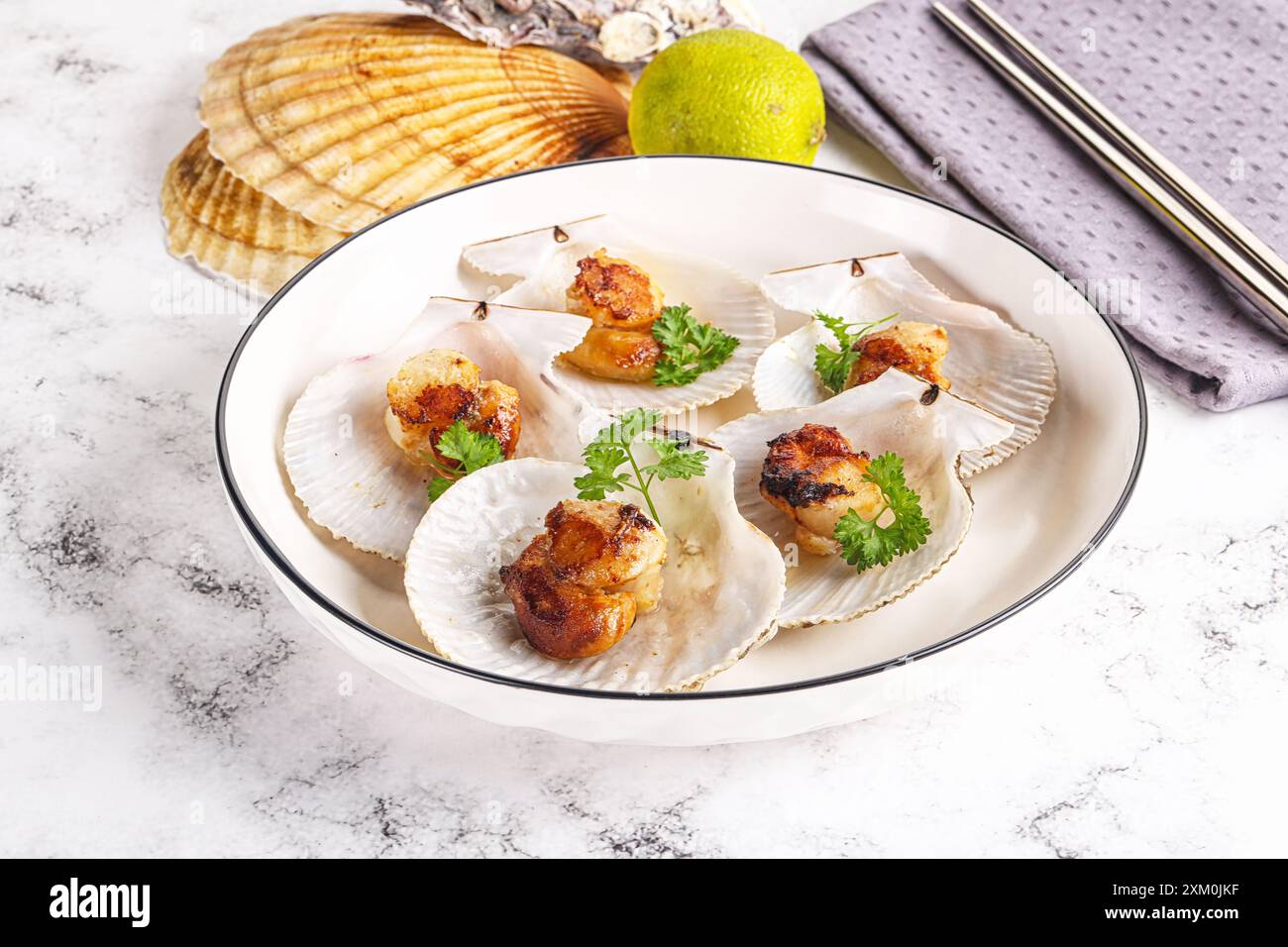 Grilled scallops shell with butter and parsley Stock Photo - Alamy