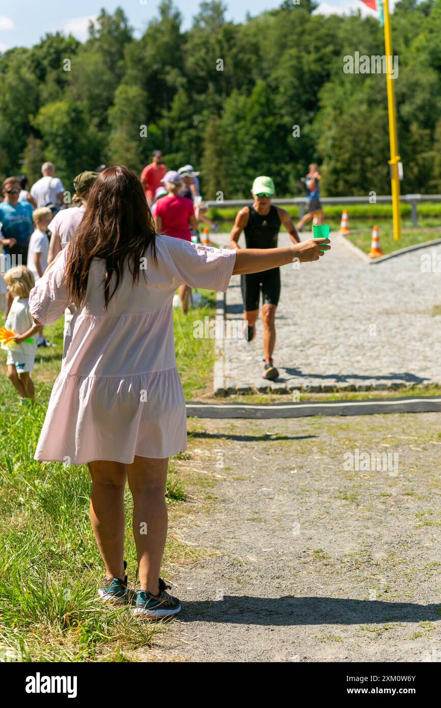 Giving out water to runners hi-res stock photography and images - Alamy