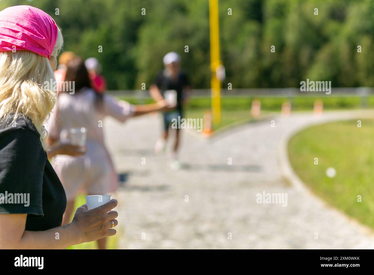 Giving out water to runners hi-res stock photography and images - Alamy