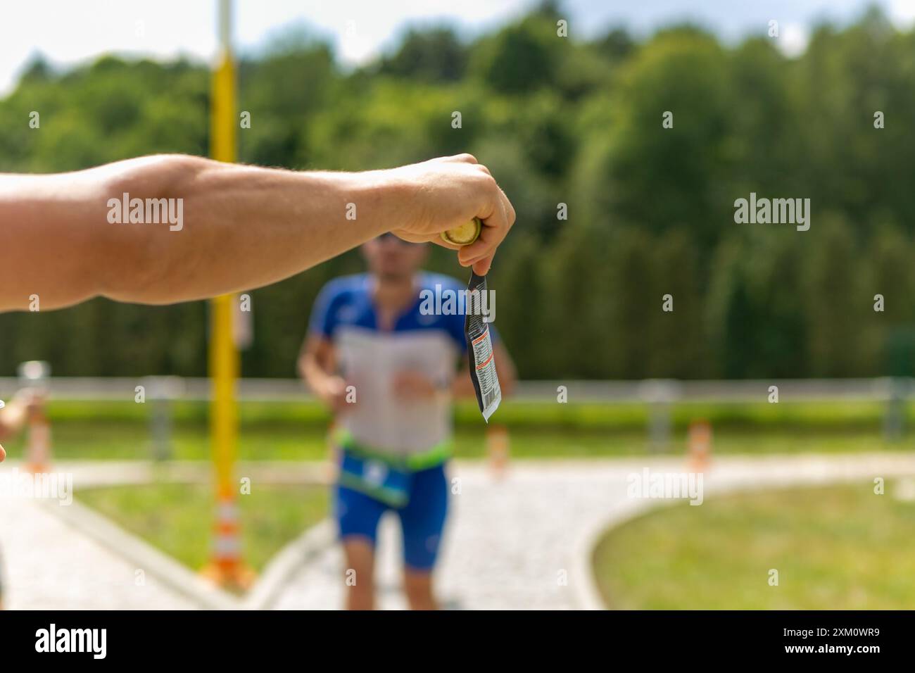 Giving out water to runners hi-res stock photography and images - Alamy