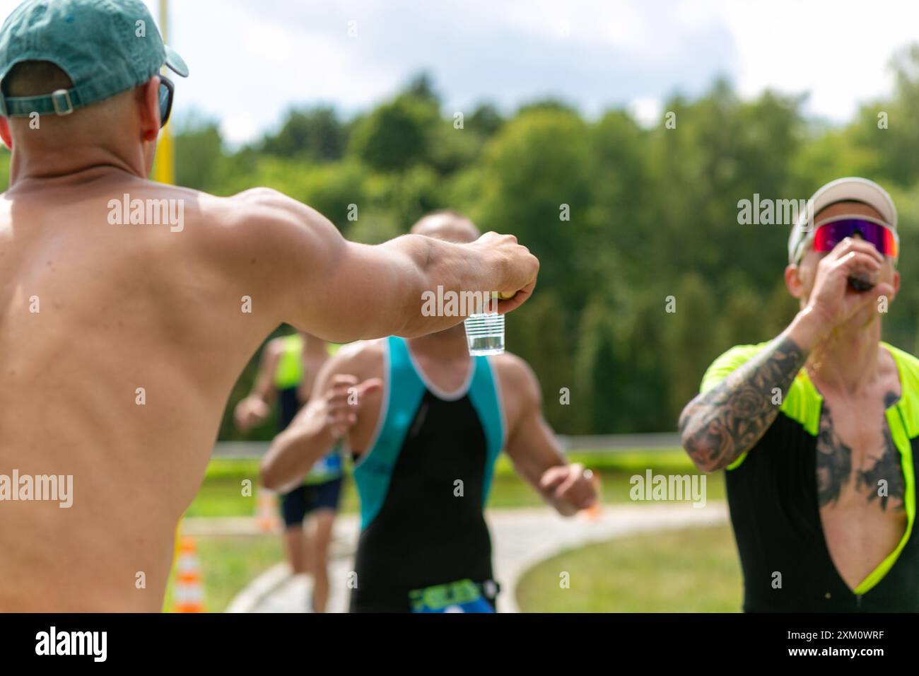 Giving out water to runners hi-res stock photography and images - Alamy