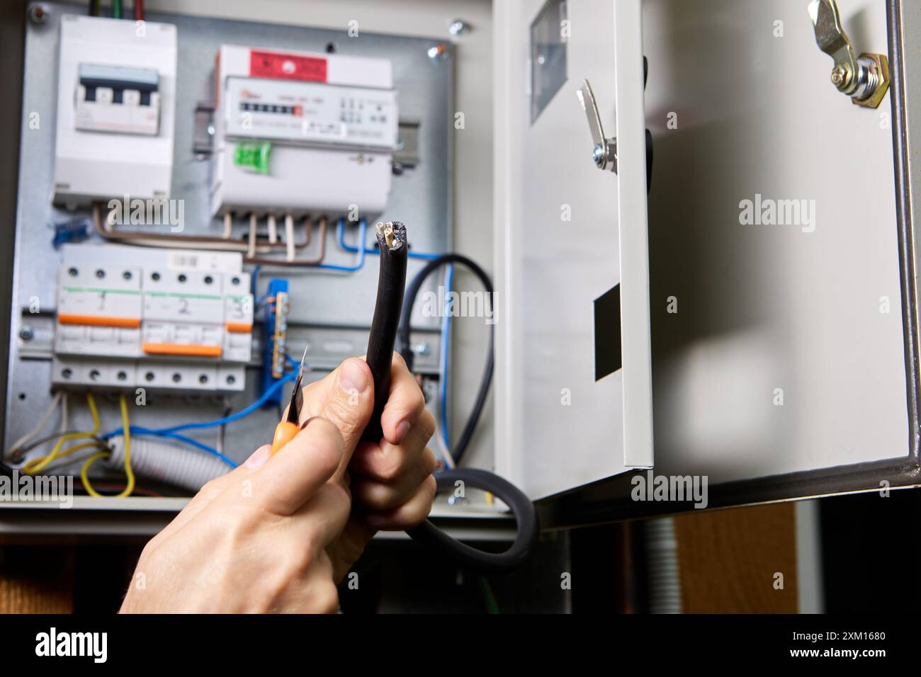 Removing PVC sheath of an electrical cable with retractable utility ...