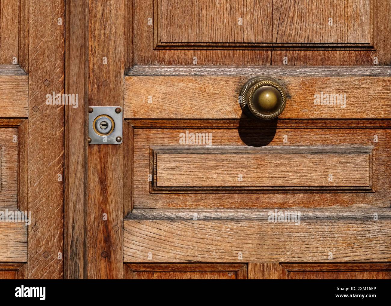 Closed wooden door with metal handle and key hole Stock Photo - Alamy