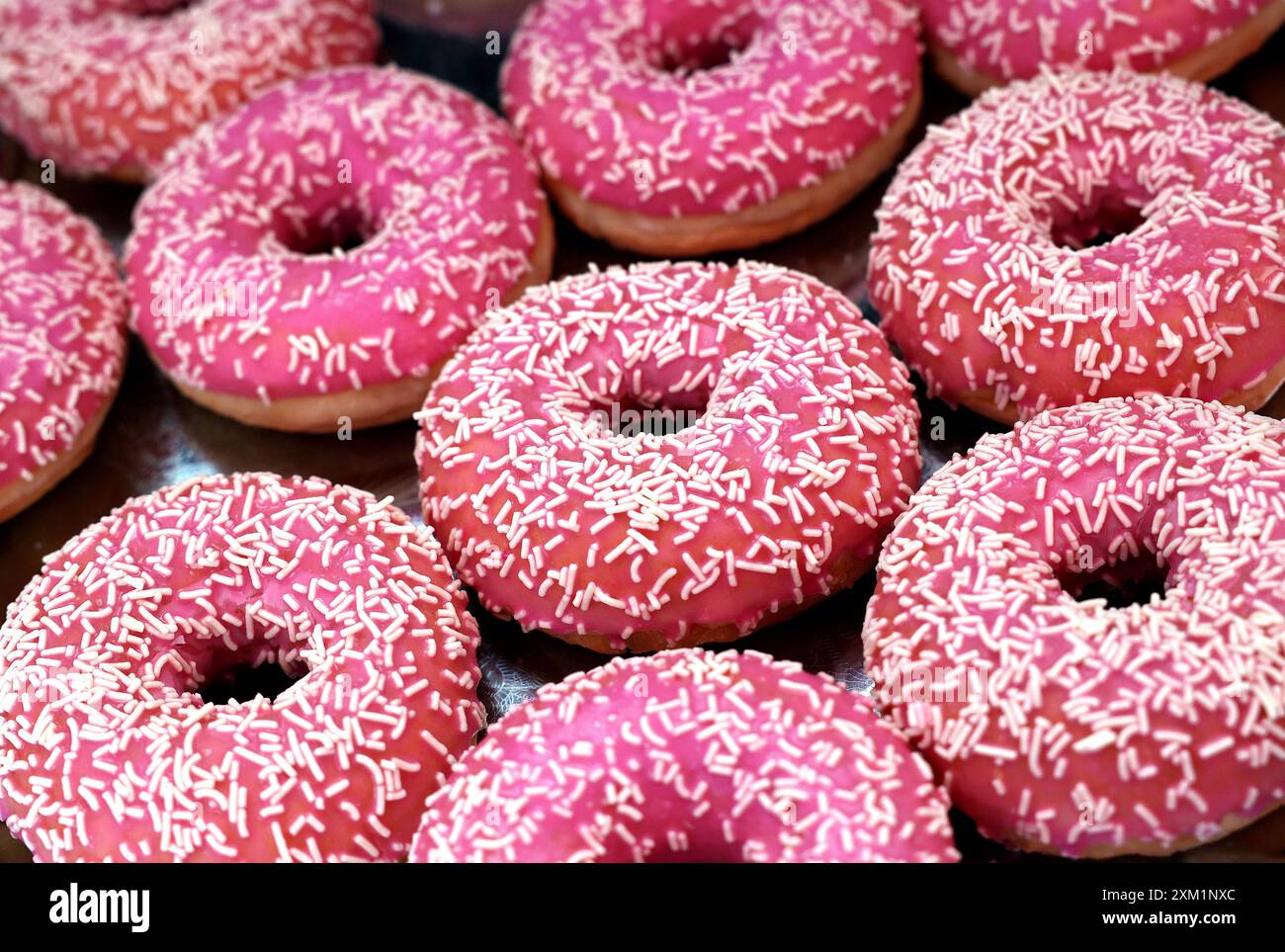 Donut glasiert hi-res stock photography and images - Alamy