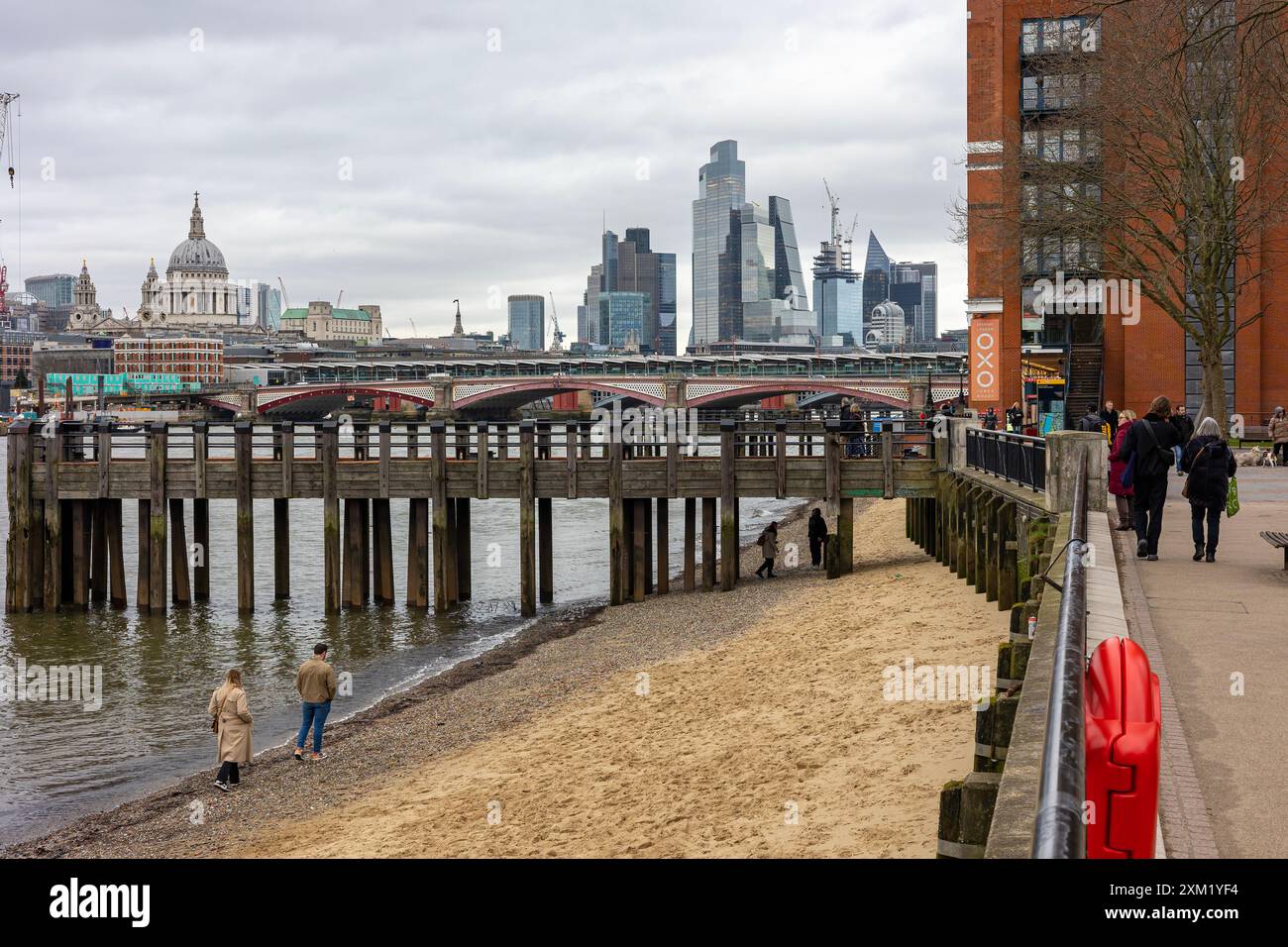 River Thames, Gabriels Pier and the iconic skyline of London Stock ...