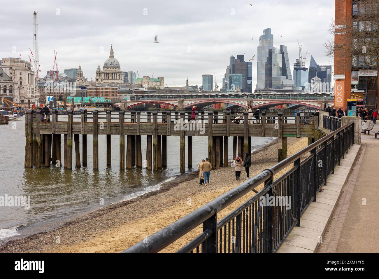 River Thames, Gabriels Pier and the iconic skyline of London Stock ...