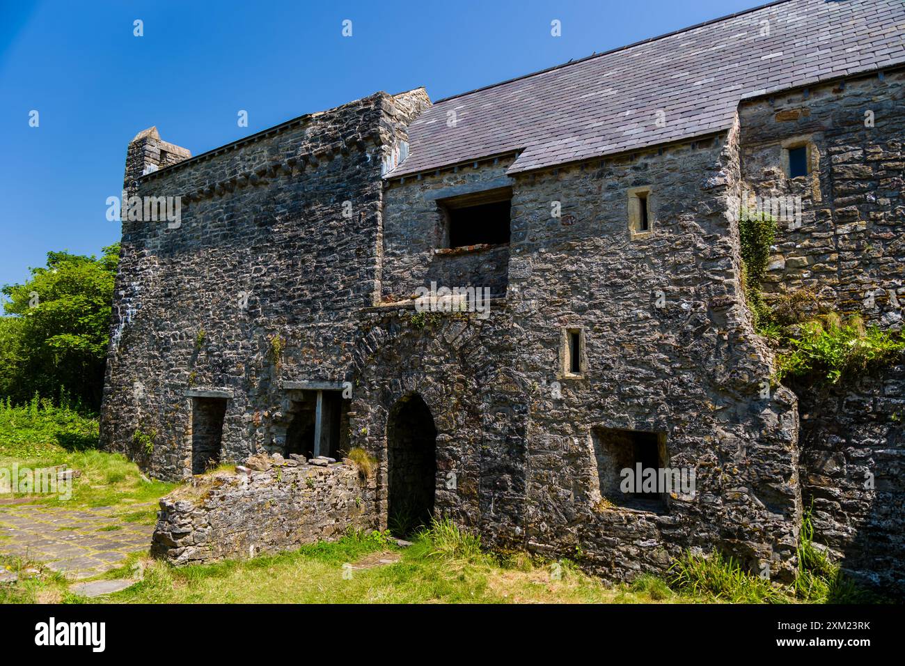 Overgrown ruins on an island hi-res stock photography and images - Alamy