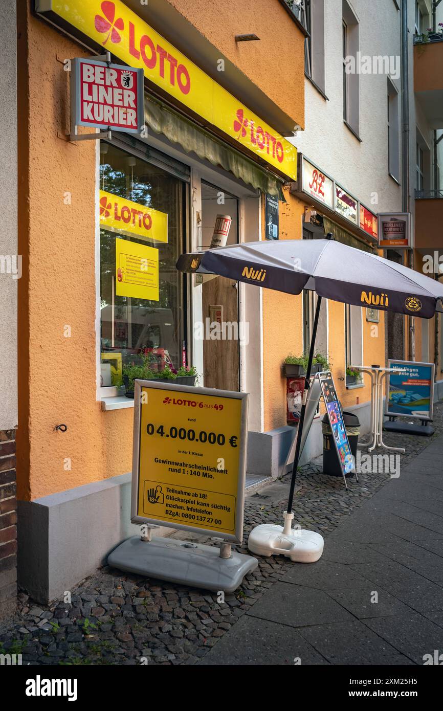 Berlin Mitte OT Wedding Straßenszene Afrikanisches Viertel, Kameruner Straße , Zeitungsladen ...