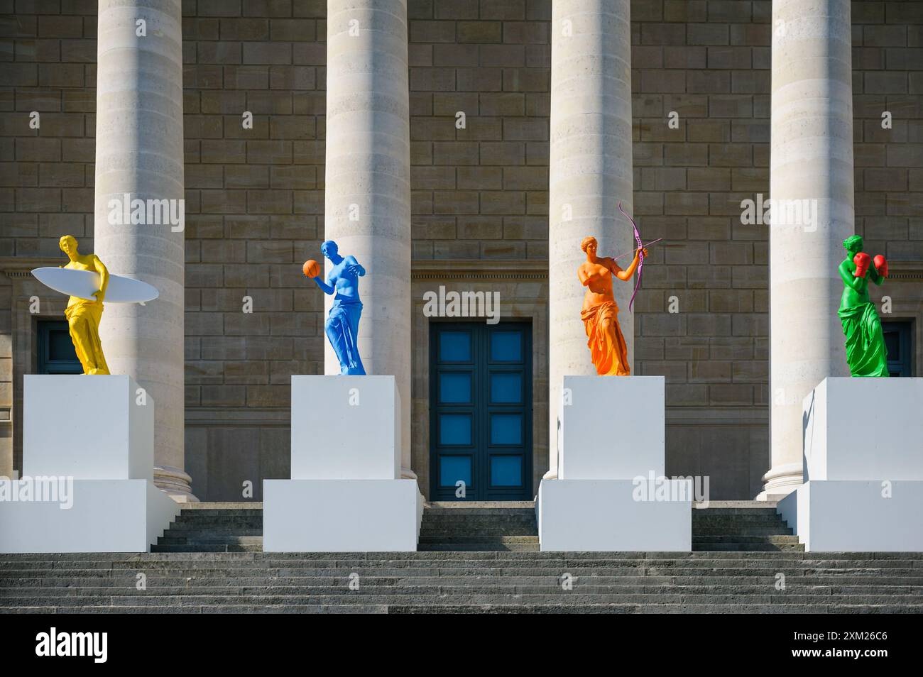 Paris olympics 2024 statues hi-res stock photography and images - Alamy