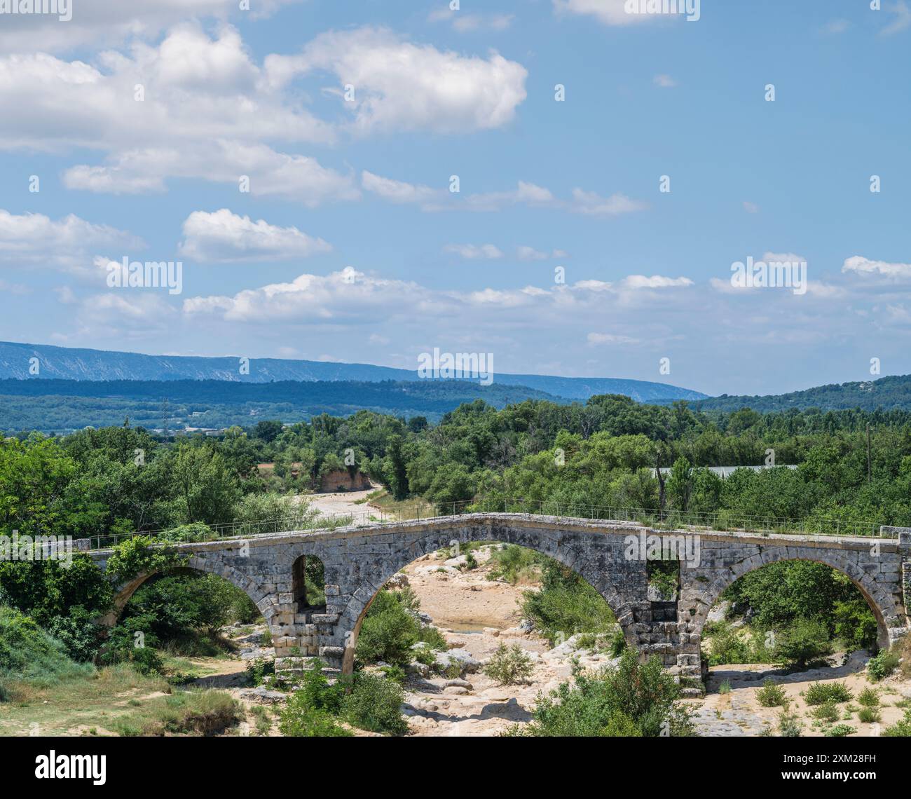 The 2000 year old Roman bridge, Pont Julien, near Bonnieux, Vaucluse ...