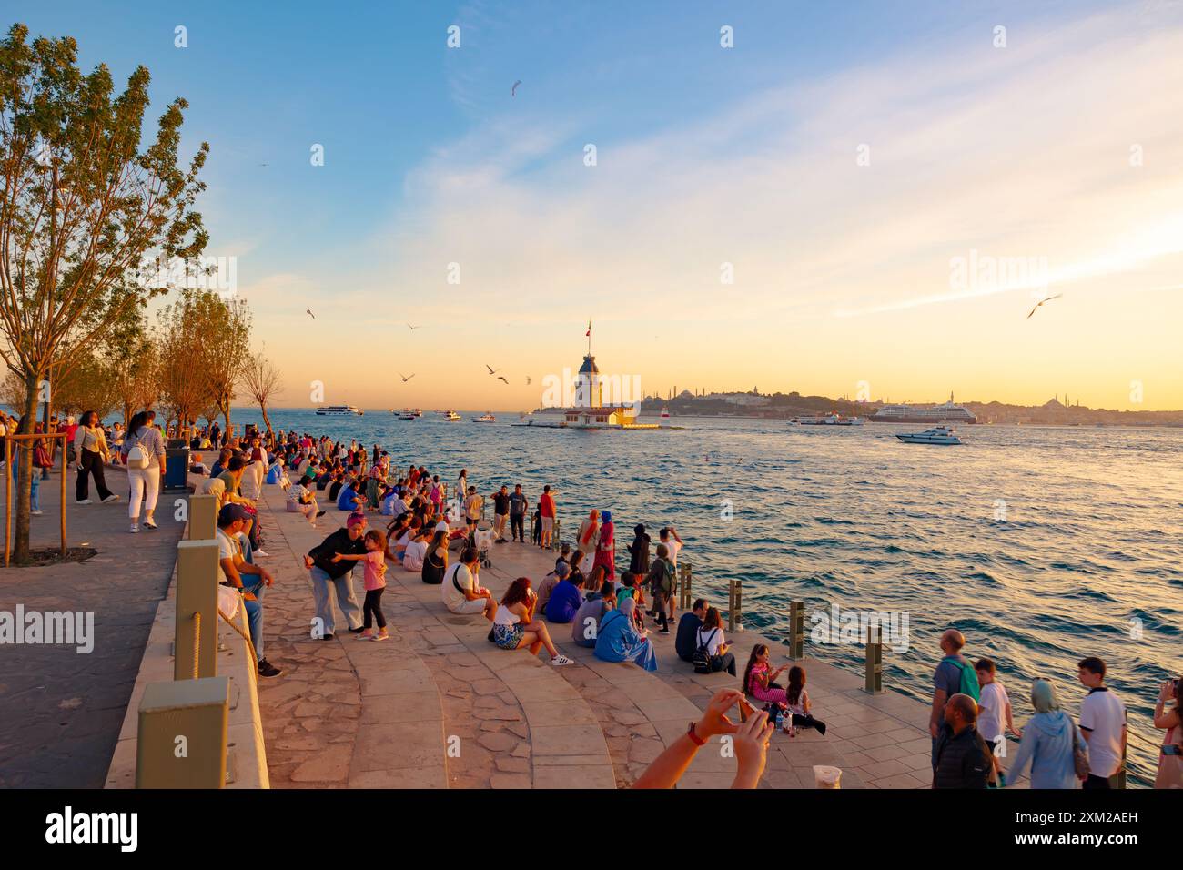 Istanbul background image. People sightseeing Kiz Kulesi aka Maiden's ...