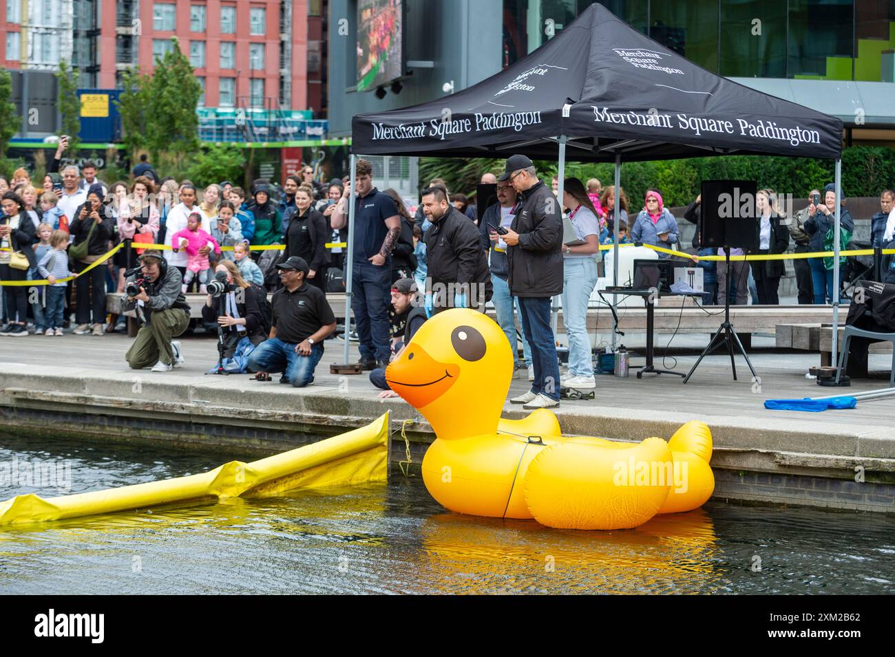 London, UK. 25 July 2024. Crowds at the finish line awaits the arrival ...