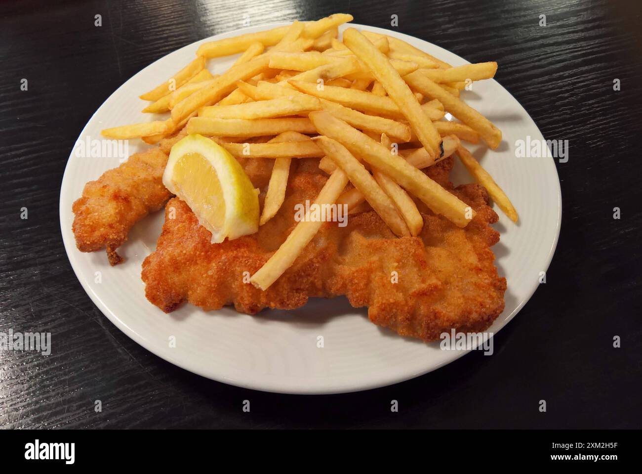 Wiener Schnitzel mit Pommes Frites bzw Fritten *** Wiener schnitzel ...