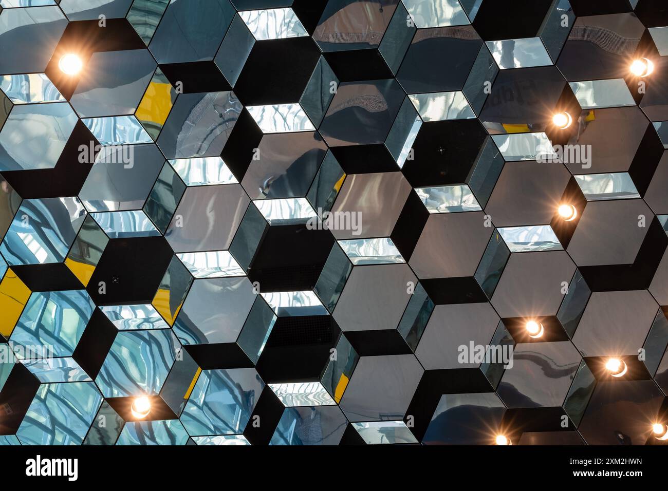 Reflective ceiling mirrored ceiling hi-res stock photography and images ...