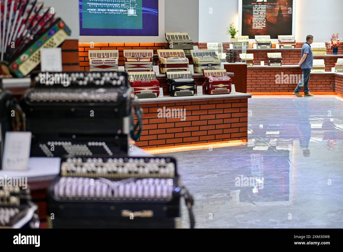 (240725) -- TACHENG, July 25, 2024 (Xinhua) -- A tourist visits an ...