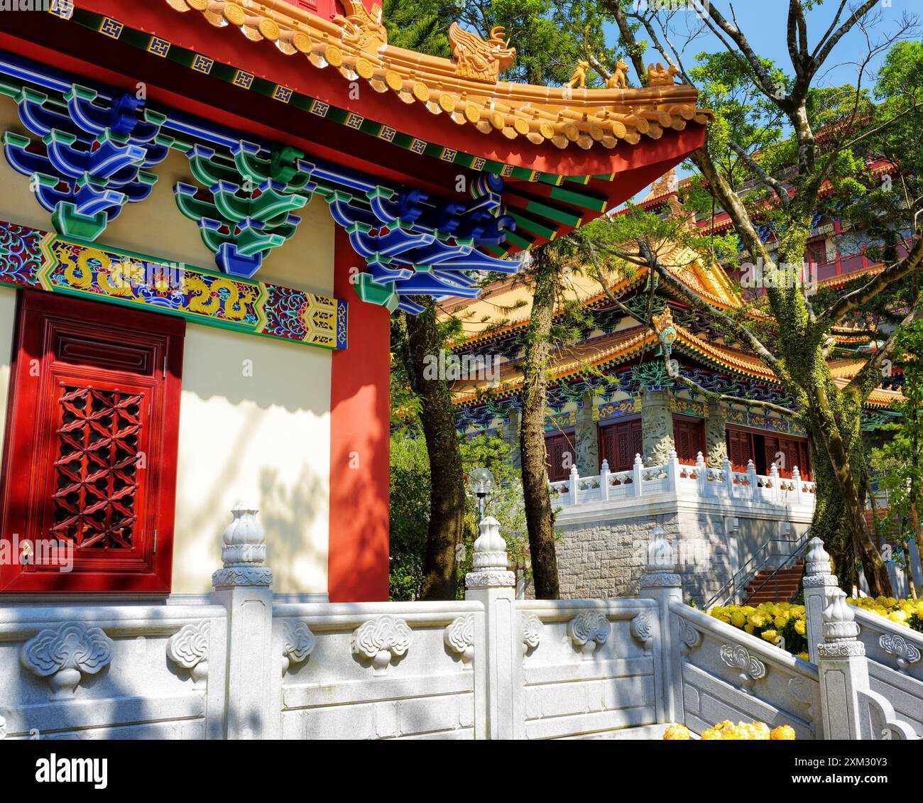 Chinese monastery roofs hi-res stock photography and images - Alamy