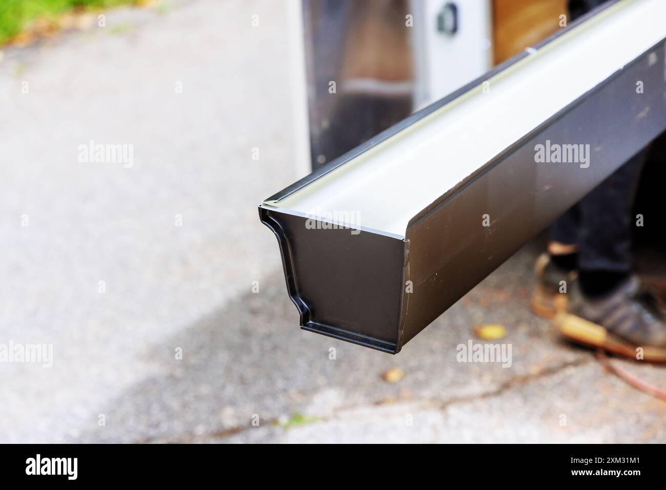 In order to bend thin metal rain gutters, bending machines are used ...